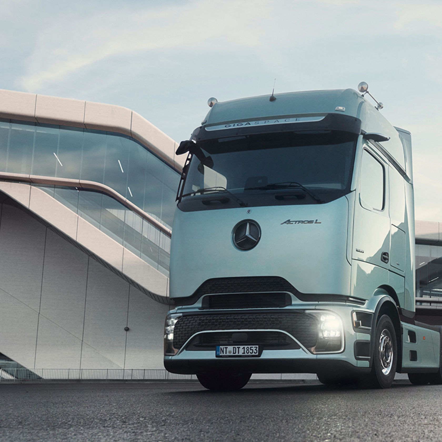 Bun venit în lumea Mercedes-Benz Trucks. | Mercedes-Benz Trucks România