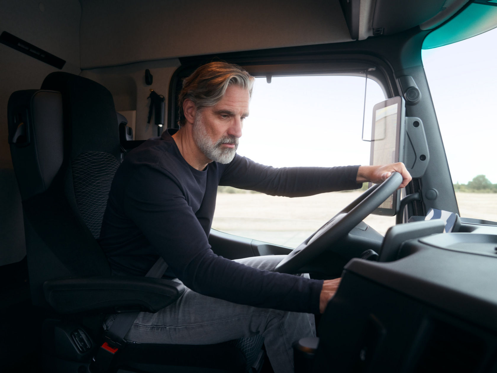 Road-based Actros tipper semitrailer | Mercedes-Benz Trucks International