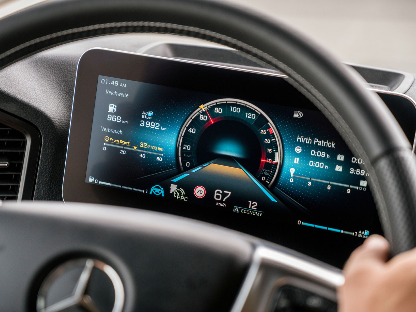 Road-oriented Actros with tipper body | Mercedes-Benz Trucks