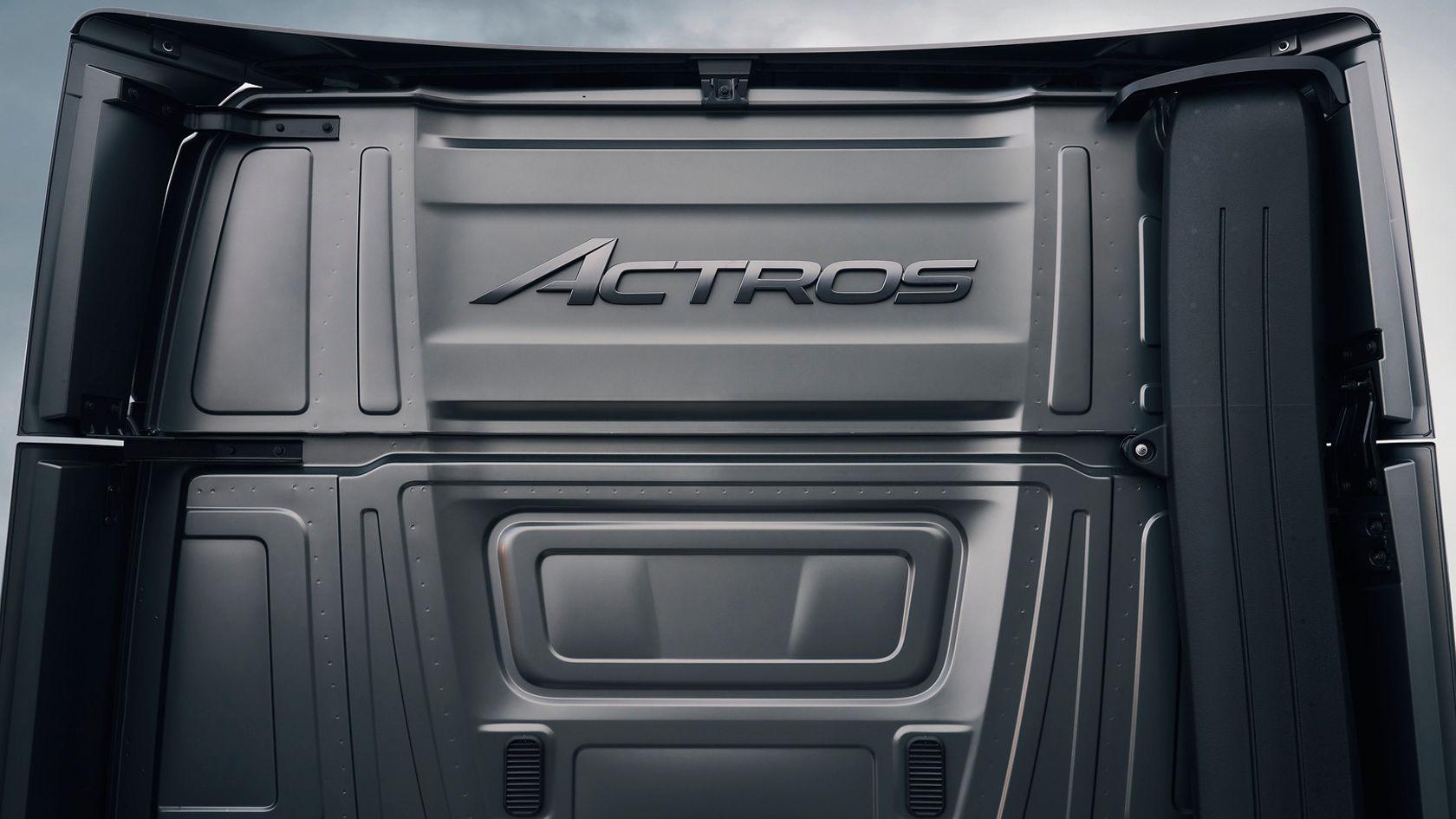 Accessories and retrofits | Mercedes-Benz Trucks