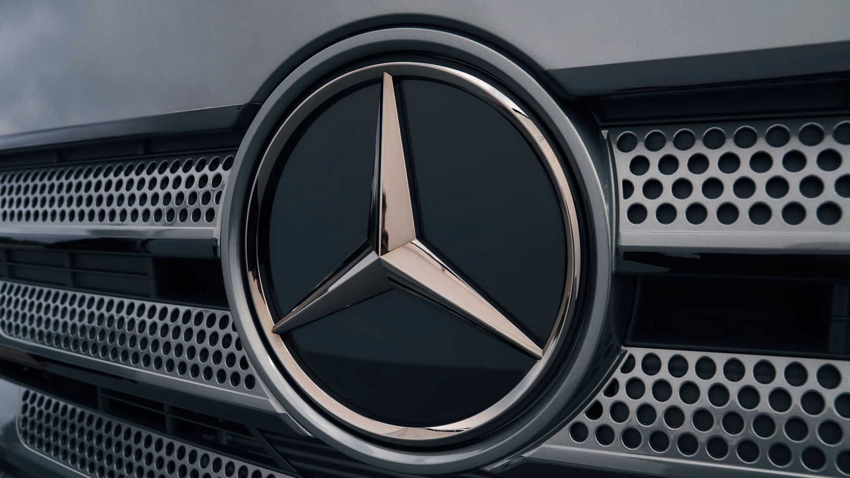 Accessories and retrofits | Mercedes-Benz Trucks