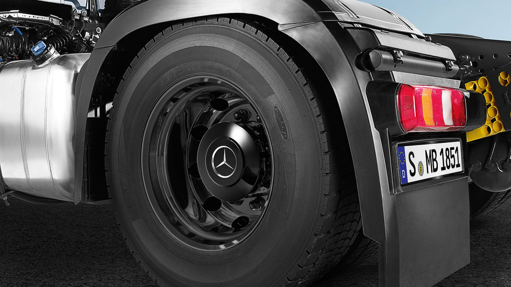 Accessories and retrofits | Mercedes-Benz Trucks