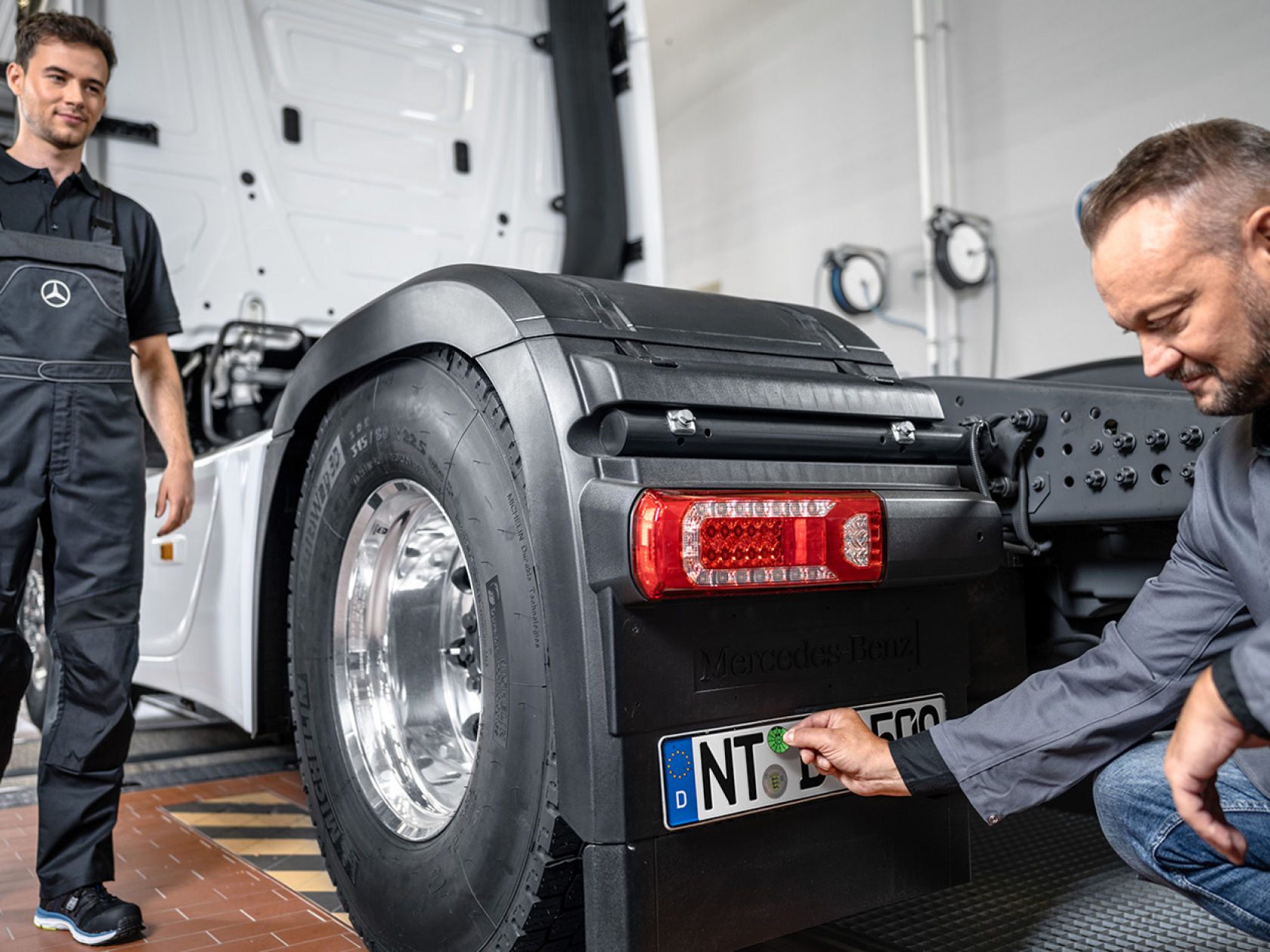 Service contracts | Mercedes-Benz Trucks