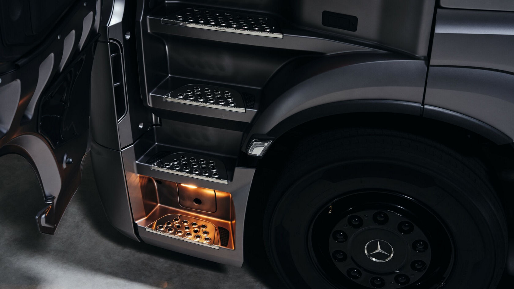 Accessories and retrofits | Mercedes-Benz Trucks International